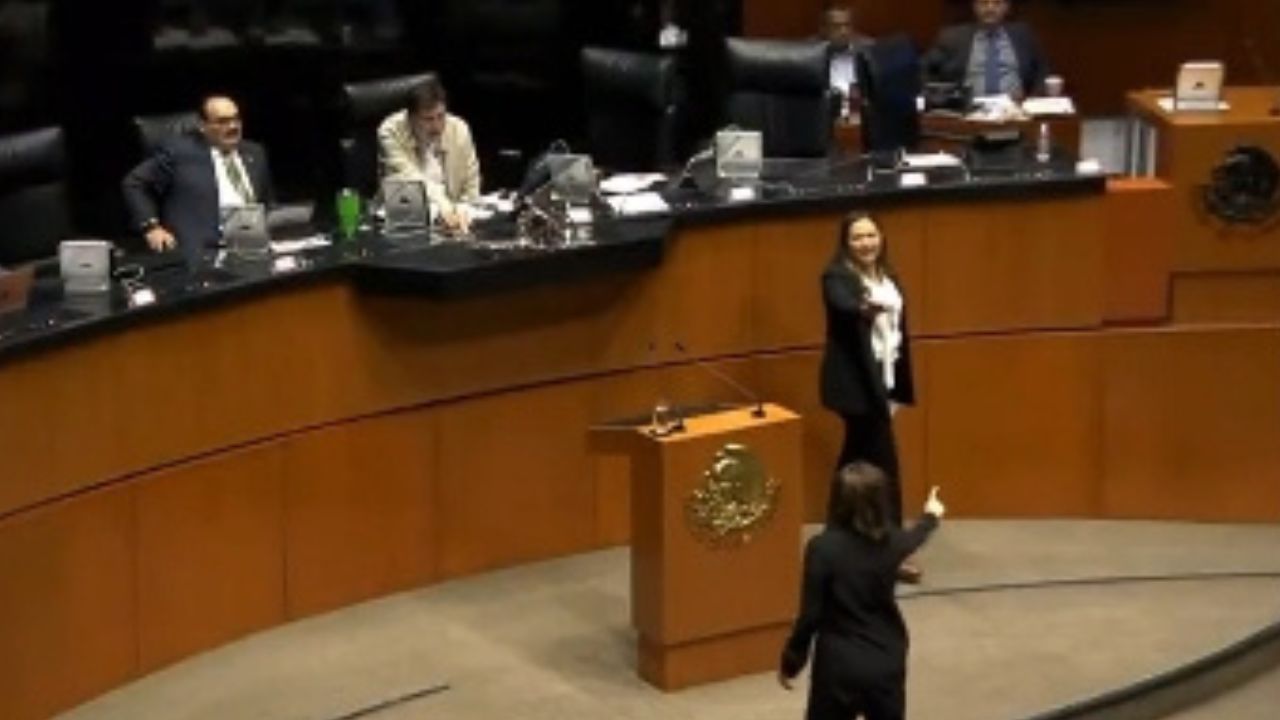 Lilly Téllez lanza monedas a Cynthia López Castro